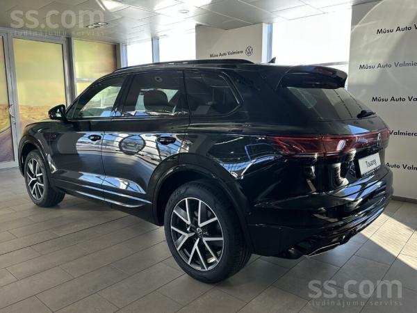 Black Volkswagen Touareg 2026 in Valmiera, with an engine capacity of 3.00 L and mileage of 10 thousand km for 72690 €, photo 4 on AUTOMOTO.COM.LV