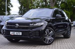 Melns Volkswagen Touareg 2026 Tukums, ar dzinēja tilpumu 3.00 L un nobraukumu 0 tūkst. km par 79995 €, foto  vietnē AUTOMOTO.COM.LV