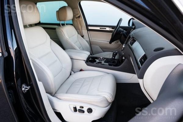 Black Volkswagen Touareg 2015 in Riga, with an engine capacity of 3.00 L and mileage of 275 thousand km for 15550 €, photo 6 on AUTOMOTO.COM.LV