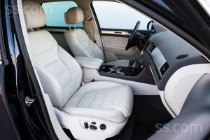 Black Volkswagen Touareg 2015 in Riga, with an engine capacity of 3.00 L and mileage of 275 thousand km for 12250 €, photo 7 on AUTOMOTO.COM.LV
