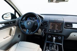 Melns Volkswagen Touareg 2015 Rīga, ar dzinēja tilpumu 3.00 L un nobraukumu 275 tūkst. km par 15550 €, foto 14 vietnē AUTOMOTO.COM.LV