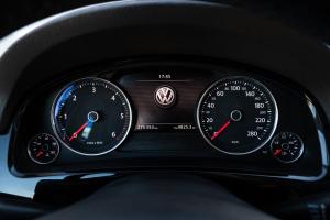 Melns Volkswagen Touareg 2015 Rīga, ar dzinēja tilpumu 3.00 L un nobraukumu 275 tūkst. km par 15550 €, foto 28 vietnē AUTOMOTO.COM.LV
