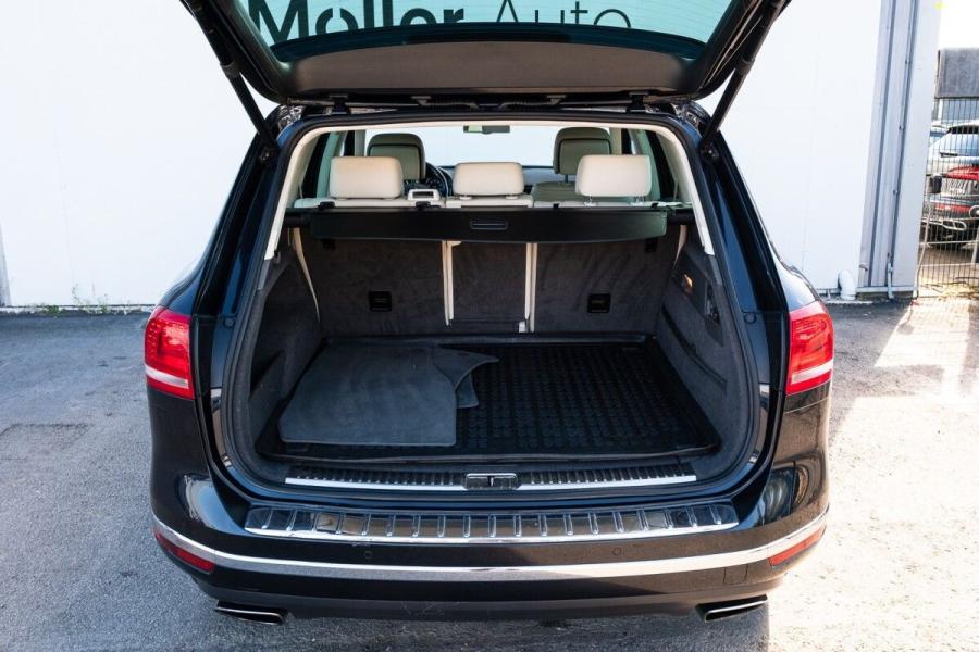 Melns Volkswagen Touareg 2015 Rīga, ar dzinēja tilpumu 3.00 L un nobraukumu 275 tūkst. km par 15550 €, foto 9 vietnē AUTOMOTO.COM.LV