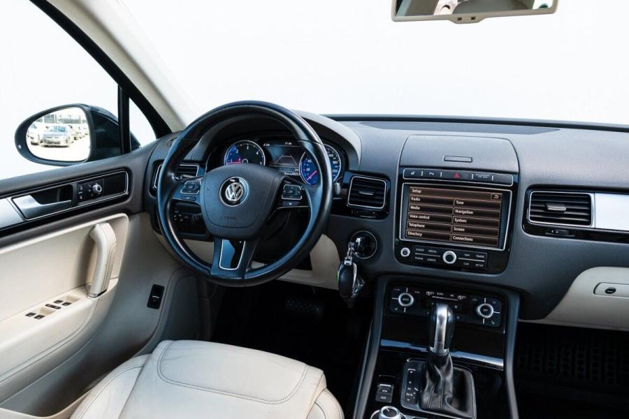 Melns Volkswagen Touareg 2015 Rīga, ar dzinēja tilpumu 3.00 L un nobraukumu 275 tūkst. km par 15550 €, foto 14 vietnē AUTOMOTO.COM.LV