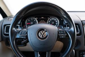 Melns Volkswagen Touareg 2015 Rīga, ar dzinēja tilpumu 3.00 L un nobraukumu 275 tūkst. km par 15550 €, foto 20 vietnē AUTOMOTO.COM.LV