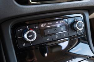 Melns Volkswagen Touareg 2015 Rīga, ar dzinēja tilpumu 3.00 L un nobraukumu 275 tūkst. km par 15550 €, foto 25 vietnē AUTOMOTO.COM.LV