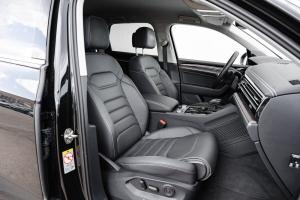 Black Volkswagen Touareg 2025 in Riga, with an engine capacity of 3.00 L and mileage of 14 thousand km for 60900 €, photo 6 on AUTOMOTO.COM.LV