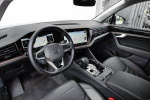Black Volkswagen Touareg 2025 in Riga, with an engine capacity of 3.00 L and mileage of 14 thousand km for 60900 €, photo 30 on AUTOMOTO.COM.LV