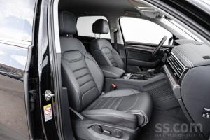 Black Volkswagen Touareg 2025 in Riga, with an engine capacity of 3.00 L and mileage of 14 thousand km for 58900 €, photo 6 on AUTOMOTO.COM.LV
