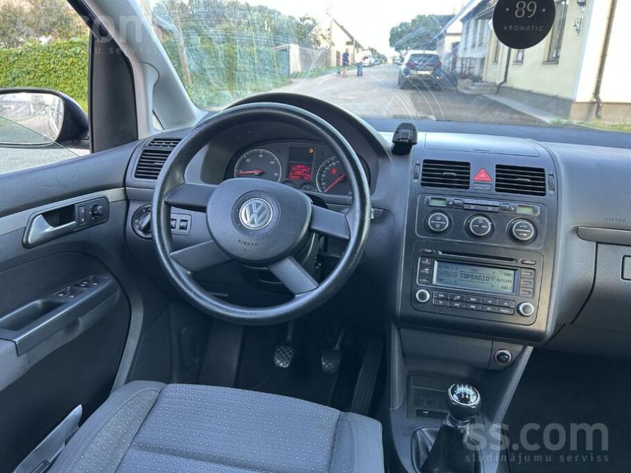 Melns Volkswagen Touareg 2005 Daugavpils, ar dzinēja tilpumu 2.00 L un nobraukumu 259 tūkst. km par 2750 €, foto 19 vietnē AUTOMOTO.COM.LV