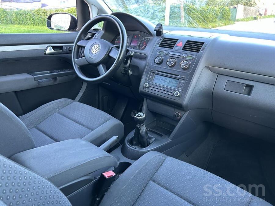 Melns Volkswagen Touareg 2005 Daugavpils, ar dzinēja tilpumu 2.00 L un nobraukumu 259 tūkst. km par 2750 €, foto 21 vietnē AUTOMOTO.COM.LV