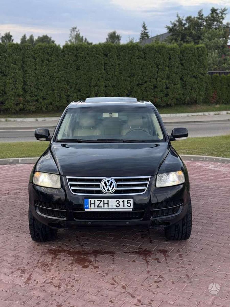 Black Volkswagen Touareg 2005 in Vilnius, with an engine capacity of 2.46 L and mileage of 342 thousand km for 1950 €, photo 3 on AUTOMOTO.COM.LV