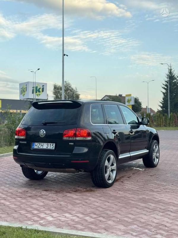 Black Volkswagen Touareg 2005 in Vilnius, with an engine capacity of 2.46 L and mileage of 342 thousand km for 1950 €, photo 4 on AUTOMOTO.COM.LV