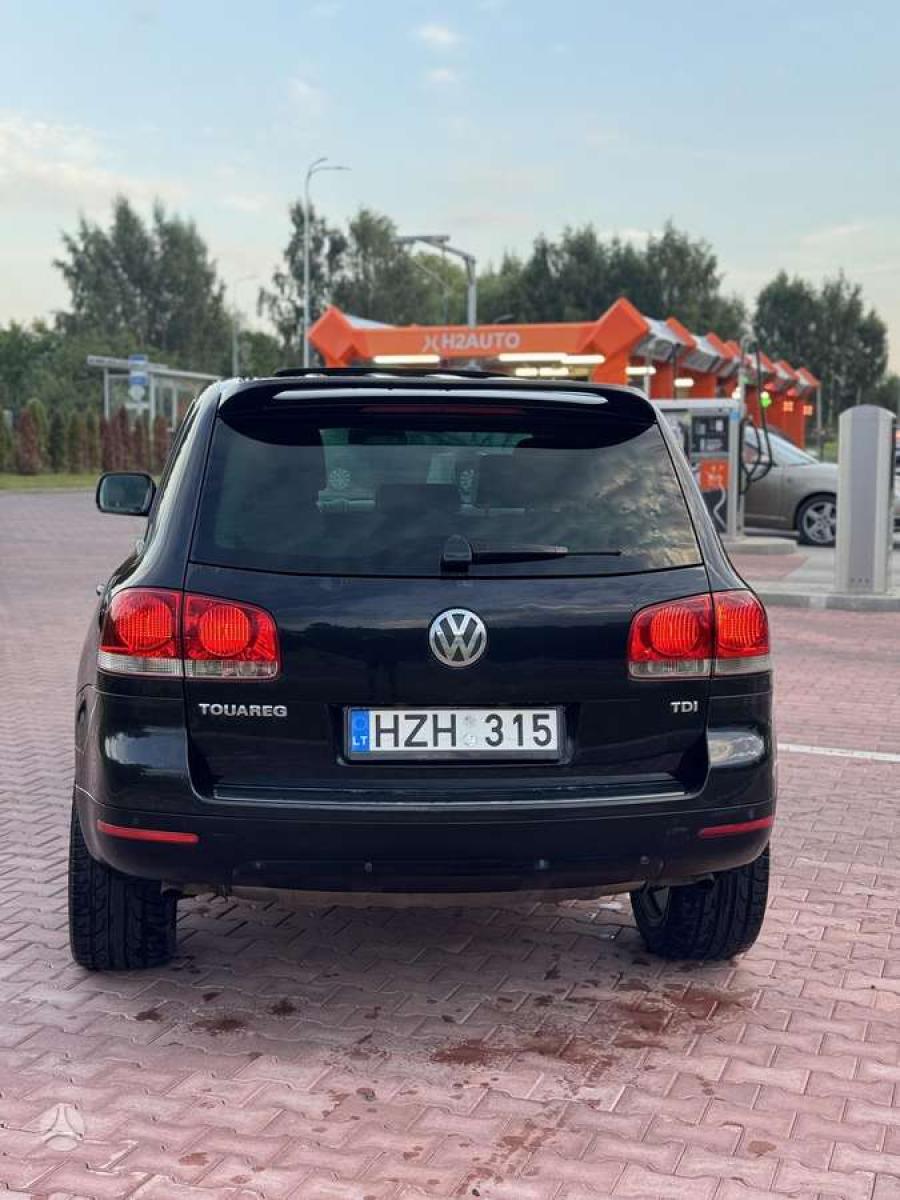 Black Volkswagen Touareg 2005 in Vilnius, with an engine capacity of 2.46 L and mileage of 342 thousand km for 1950 €, photo 6 on AUTOMOTO.COM.LV