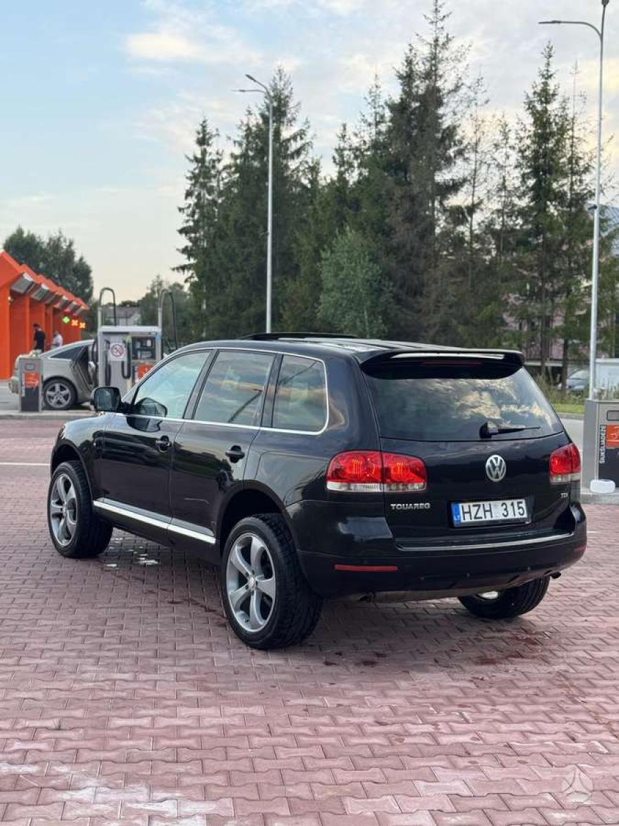 Black Volkswagen Touareg 2005 in Vilnius, with an engine capacity of 2.46 L and mileage of 342 thousand km for 1950 €, photo 7 on AUTOMOTO.COM.LV
