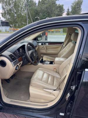 Black Volkswagen Touareg 2005 in Vilnius, with an engine capacity of 2.46 L and mileage of 342 thousand km for 1950 €, photo 8 on AUTOMOTO.COM.LV