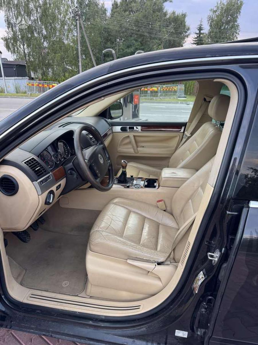Black Volkswagen Touareg 2005 in Vilnius, with an engine capacity of 2.46 L and mileage of 342 thousand km for 1950 €, photo 8 on AUTOMOTO.COM.LV