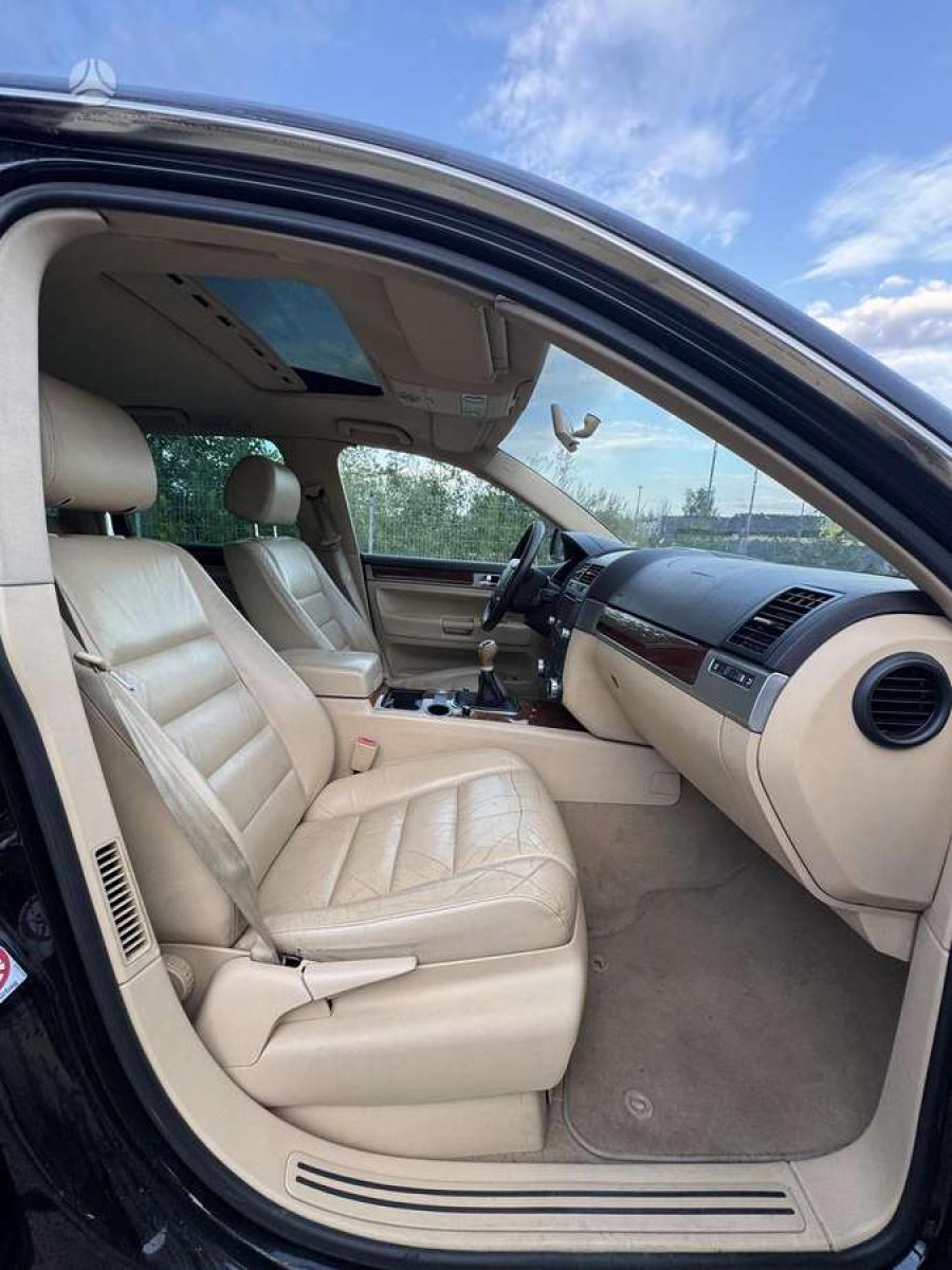 Black Volkswagen Touareg 2005 in Vilnius, with an engine capacity of 2.46 L and mileage of 342 thousand km for 1950 €, photo 9 on AUTOMOTO.COM.LV