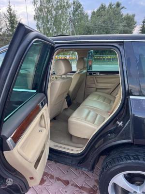 Black Volkswagen Touareg 2005 in Vilnius, with an engine capacity of 2.46 L and mileage of 342 thousand km for 1950 €, photo 10 on AUTOMOTO.COM.LV