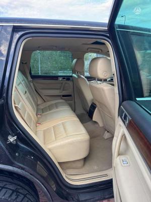 Black Volkswagen Touareg 2005 in Vilnius, with an engine capacity of 2.46 L and mileage of 342 thousand km for 1950 €, photo 11 on AUTOMOTO.COM.LV