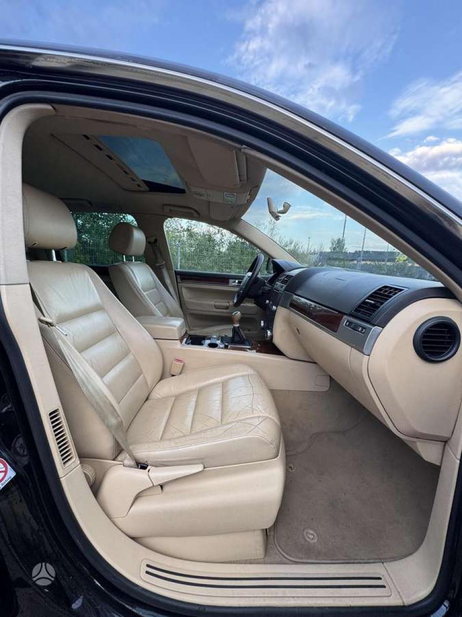 Black Volkswagen Touareg 2005 in Vilnius, with an engine capacity of 2.46 L and mileage of 342 thousand km for 1950 €, photo 12 on AUTOMOTO.COM.LV