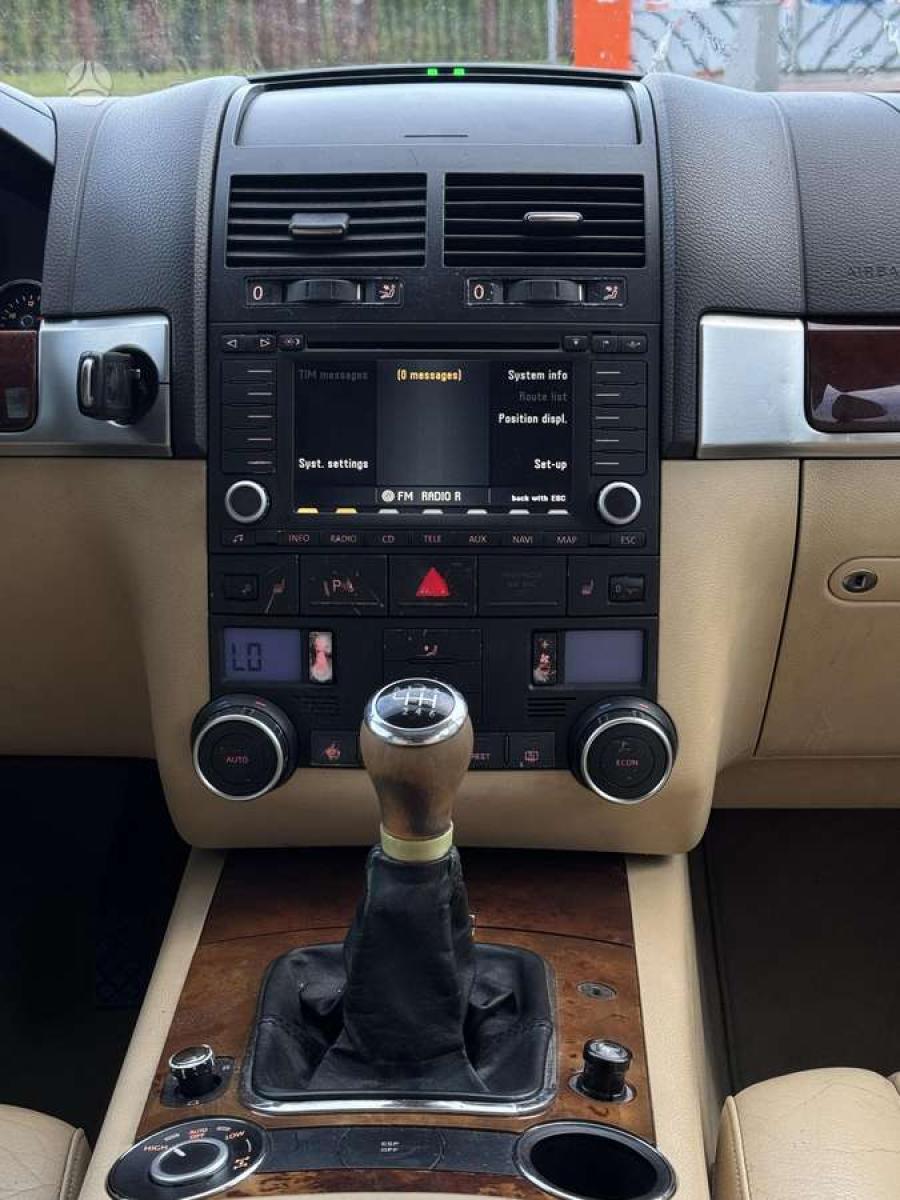 Black Volkswagen Touareg 2005 in Vilnius, with an engine capacity of 2.46 L and mileage of 342 thousand km for 1950 €, photo 13 on AUTOMOTO.COM.LV