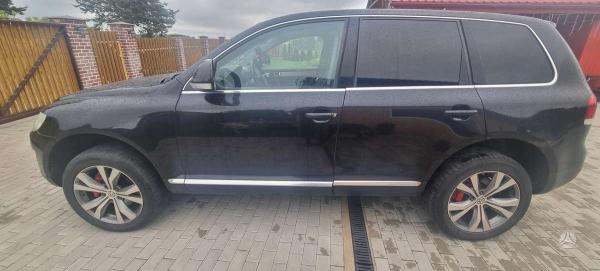 Black Volkswagen Touareg 2009 in Vilnius, with an engine capacity of 0.00 L and mileage of 340 thousand km for 5500 €, photo 3 on AUTOMOTO.COM.LV