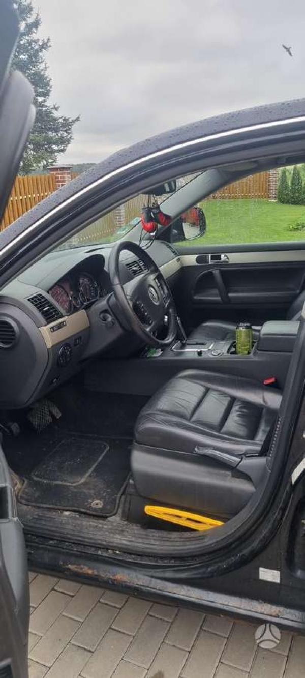 Black Volkswagen Touareg 2009 in Vilnius, with an engine capacity of 0.00 L and mileage of 340 thousand km for 5500 €, photo 4 on AUTOMOTO.COM.LV