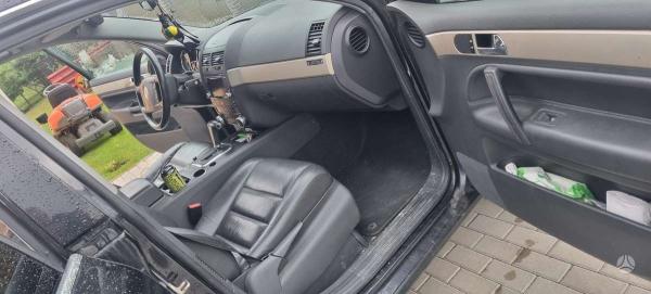 Black Volkswagen Touareg 2009 in Vilnius, with an engine capacity of 0.00 L and mileage of 340 thousand km for 5500 €, photo 8 on AUTOMOTO.COM.LV