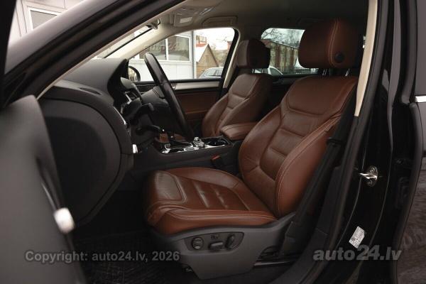 Black Volkswagen Touareg 2016 in Jelgava, with an engine capacity of 3.00 L and mileage of 210 thousand km for 19900 €, photo 11 on AUTOMOTO.COM.LV