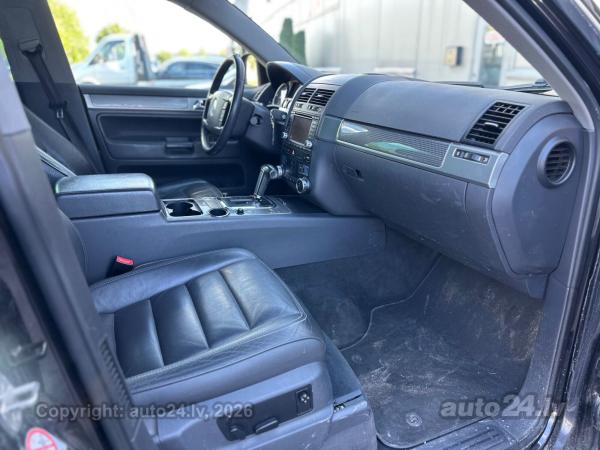 Black Volkswagen Touareg 2006 in Tallinn, with an engine capacity of 3.00 L and mileage of 267 thousand km for 3900 €, photo 7 on AUTOMOTO.COM.LV