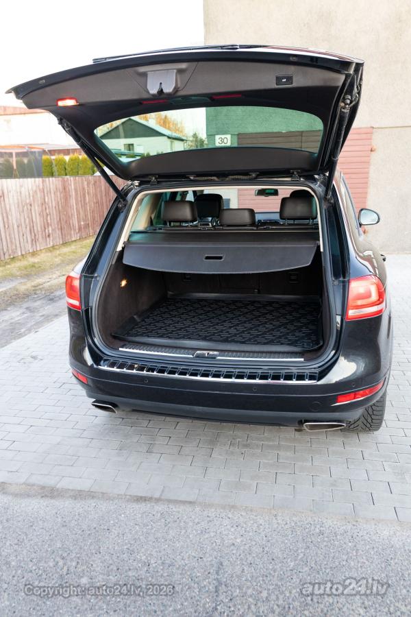 Black Volkswagen Touareg 2010 in Tallinn, with an engine capacity of 3.00 L and mileage of 392 thousand km for 10000 €, photo 8 on AUTOMOTO.COM.LV