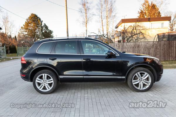 Black Volkswagen Touareg 2010 in Tallinn, with an engine capacity of 3.00 L and mileage of 392 thousand km for 10000 €, photo 9 on AUTOMOTO.COM.LV