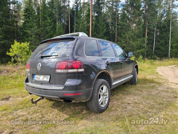 Black Volkswagen Touareg 2010 in Tallinn, with an engine capacity of 2.50 L and mileage of 223 thousand km for 7500 €, photo 5 on AUTOMOTO.COM.LV