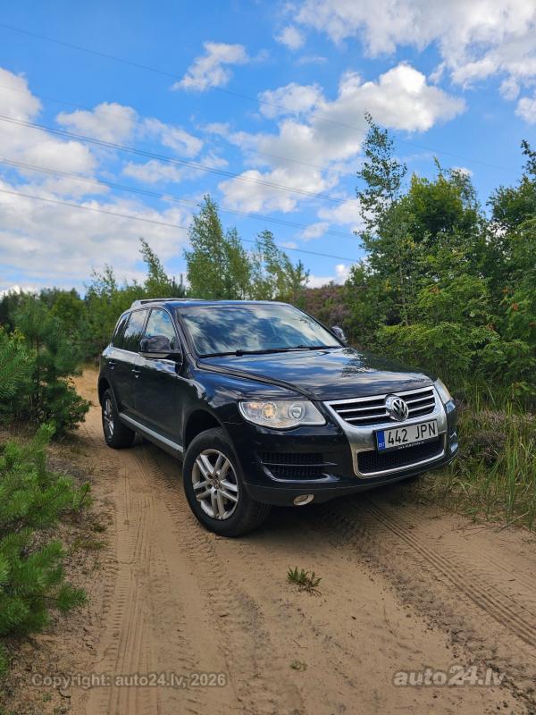 Black Volkswagen Touareg 2010 in Tallinn, with an engine capacity of 2.50 L and mileage of 223 thousand km for 7500 €, photo 1 on AUTOMOTO.COM.LV