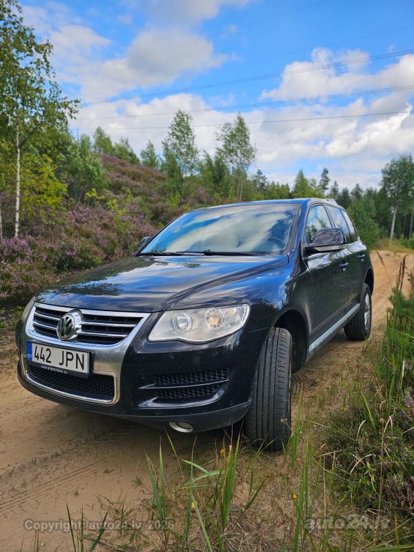 Black Volkswagen Touareg 2010 in Tallinn, with an engine capacity of 2.50 L and mileage of 223 thousand km for 7500 €, photo 4 on AUTOMOTO.COM.LV