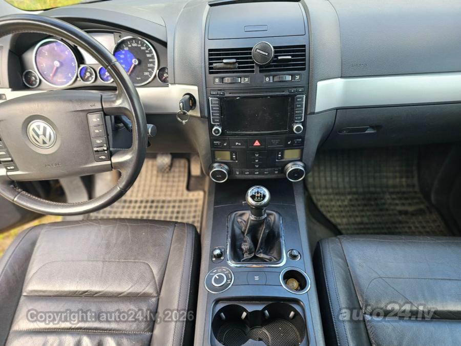 Melns Volkswagen Touareg 2010 Tallina, ar dzinēja tilpumu 2.50 L un nobraukumu 223 tūkst. km par 7500 €, foto 10 vietnē AUTOMOTO.COM.LV