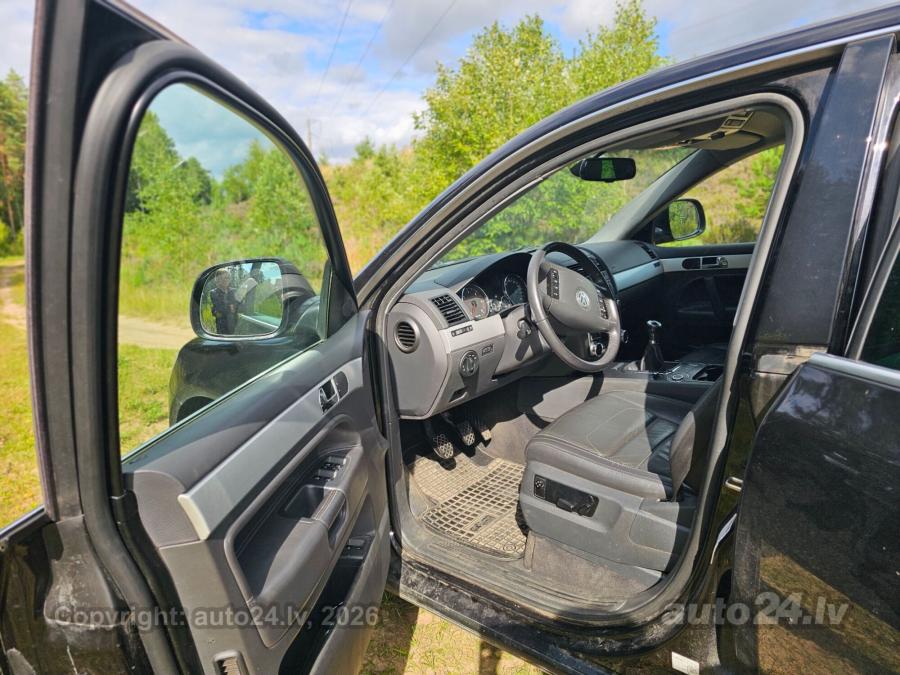 Melns Volkswagen Touareg 2010 Tallina, ar dzinēja tilpumu 2.50 L un nobraukumu 223 tūkst. km par 7500 €, foto 13 vietnē AUTOMOTO.COM.LV