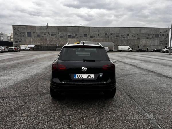 Melns Volkswagen Touareg 2012 Tallina, ar dzinēja tilpumu 4.20 L un nobraukumu 259 tūkst. km par 13200 €, foto 6 vietnē AUTOMOTO.COM.LV