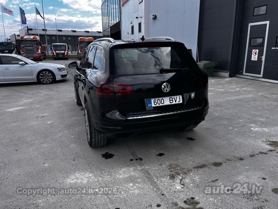 Black Volkswagen Touareg 2012 in Tallinn, with an engine capacity of 4.10 L and mileage of 261 thousand km for 9999 €, photo 5 on AUTOMOTO.COM.LV