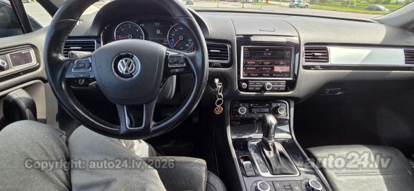 Black Volkswagen Touareg 2012 in Tallinn, with an engine capacity of 3.00 L and mileage of 331 thousand km for 10499 €, photo 10 on AUTOMOTO.COM.LV