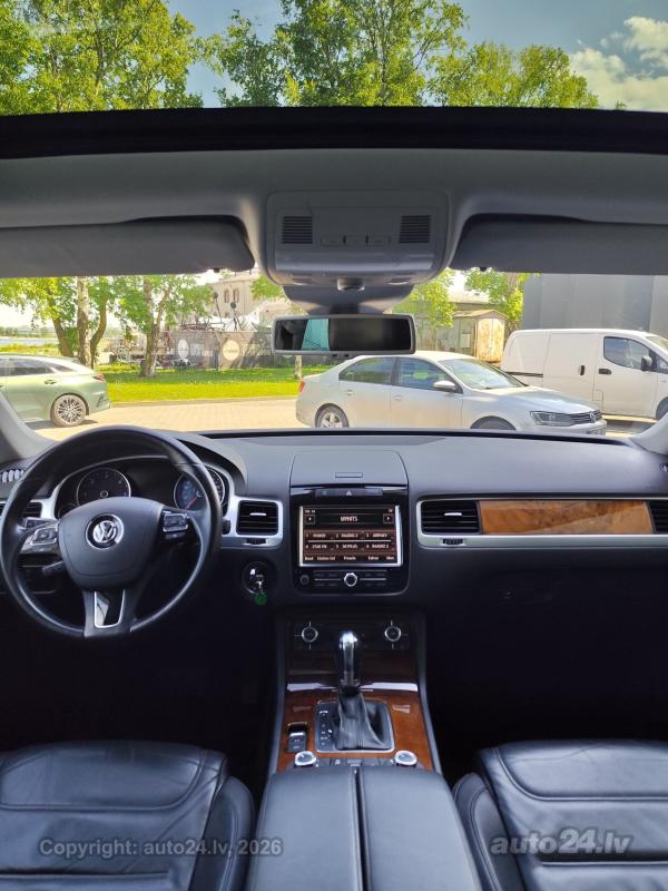 Black Volkswagen Touareg 2013 in Tallinn, with an engine capacity of 3.00 L and mileage of 260 thousand km for 12500 €, photo 5 on AUTOMOTO.COM.LV