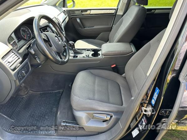 Black Volkswagen Touareg 2014 in Viljandi, with an engine capacity of 3.00 L and mileage of 498 thousand km for 10000 €, photo 5 on AUTOMOTO.COM.LV