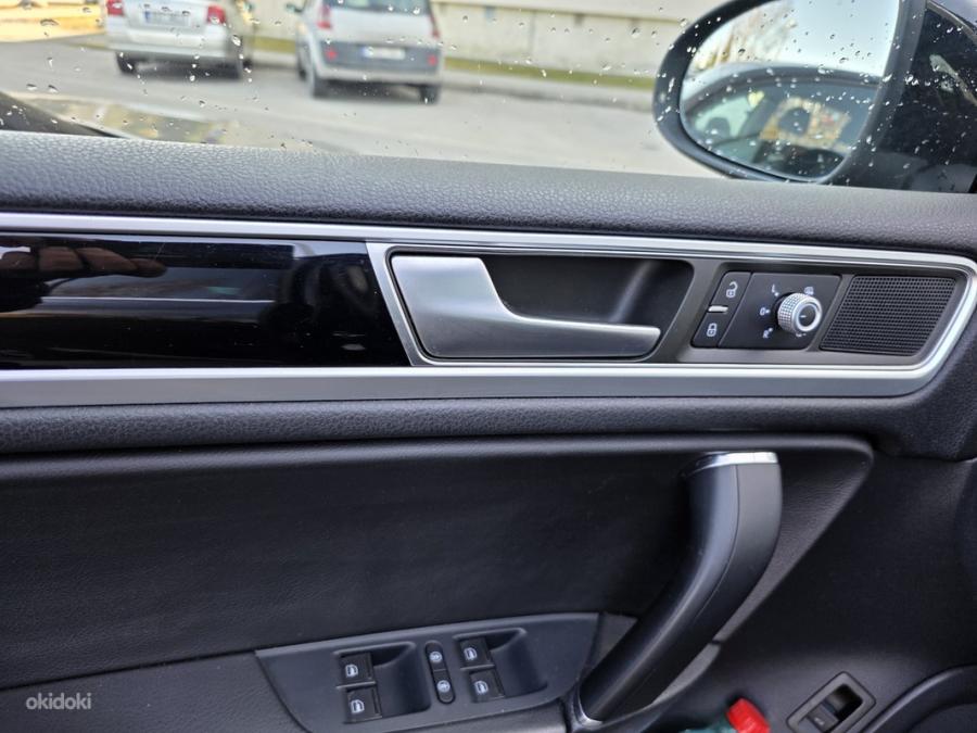 Black Volkswagen Touareg 2015 in Tallinn, with an engine capacity of 3.00 L and mileage of 128 thousand km for 19500 €, photo 15 on AUTOMOTO.COM.LV