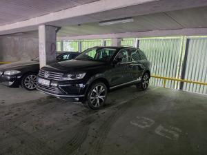 Black Volkswagen Touareg 2015 in Tallinn, with an engine capacity of 3.00 L and mileage of 128 thousand km for 19500 €, photo 23 on AUTOMOTO.COM.LV