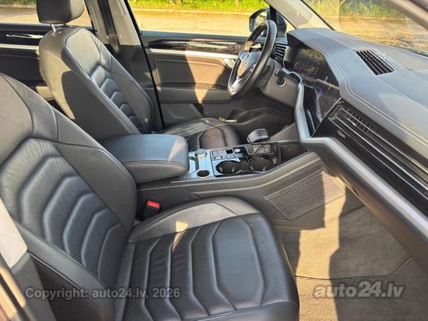 Melns Volkswagen Touareg 2019 Tallina, ar dzinēja tilpumu 3.00 L un nobraukumu 151 tūkst. km par 33900 €, foto 6 vietnē AUTOMOTO.COM.LV