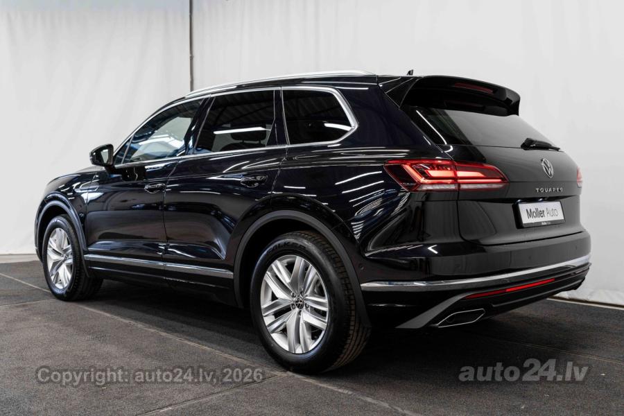 Melns Volkswagen Touareg 2022 Tallina, ar dzinēja tilpumu 3.00 L un nobraukumu 107 tūkst. km par 43900 €, foto 4 vietnē AUTOMOTO.COM.LV