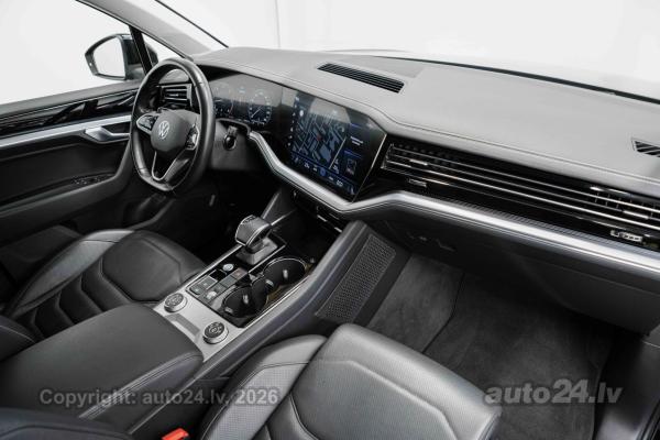 Black Volkswagen Touareg 2022 in Tallinn, with an engine capacity of 3.00 L and mileage of 107 thousand km for 43900 €, photo 7 on AUTOMOTO.COM.LV