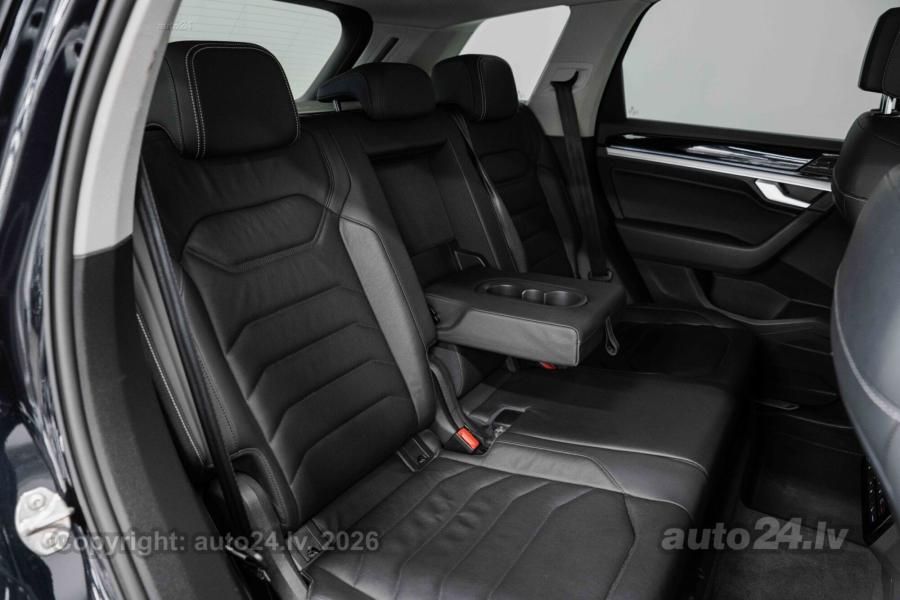 Melns Volkswagen Touareg 2022 Tallina, ar dzinēja tilpumu 3.00 L un nobraukumu 107 tūkst. km par 43900 €, foto 14 vietnē AUTOMOTO.COM.LV