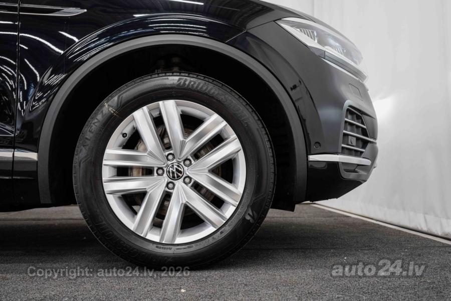Melns Volkswagen Touareg 2022 Tallina, ar dzinēja tilpumu 3.00 L un nobraukumu 107 tūkst. km par 43900 €, foto 17 vietnē AUTOMOTO.COM.LV